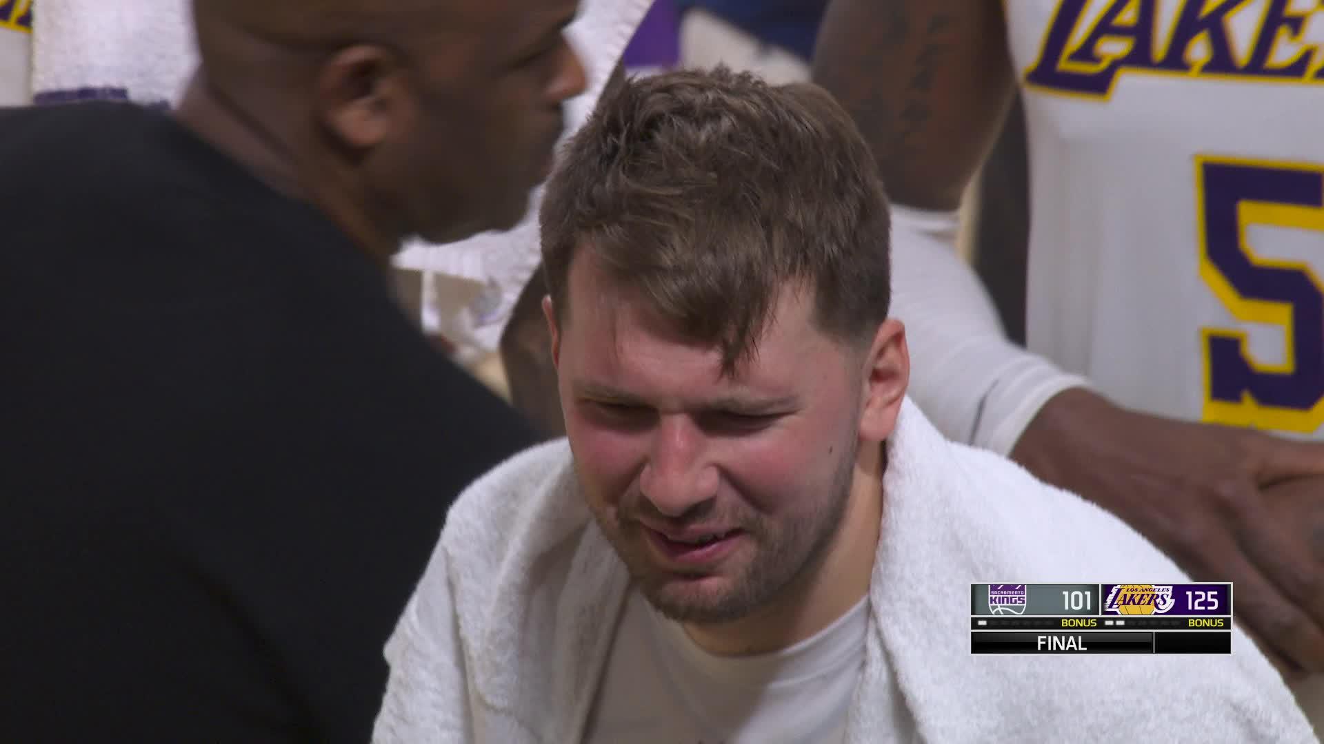 Watch Deandre Ayton's Giddy Reaction After Throwing LeBron James Alley ...